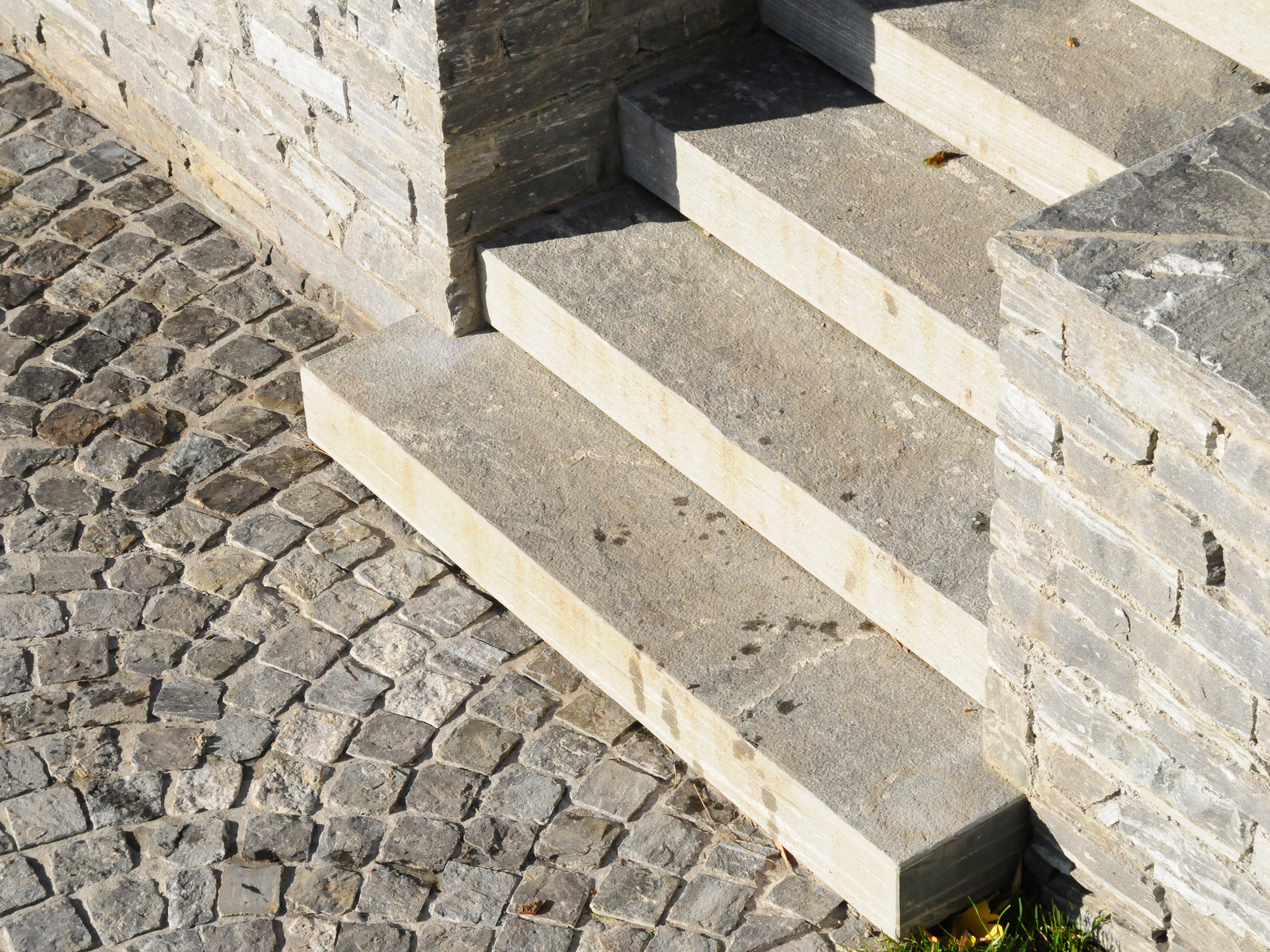 BLOCKSTUFEN GRANIT GNEIS BEOLA GRÜN-W. - SOL AG