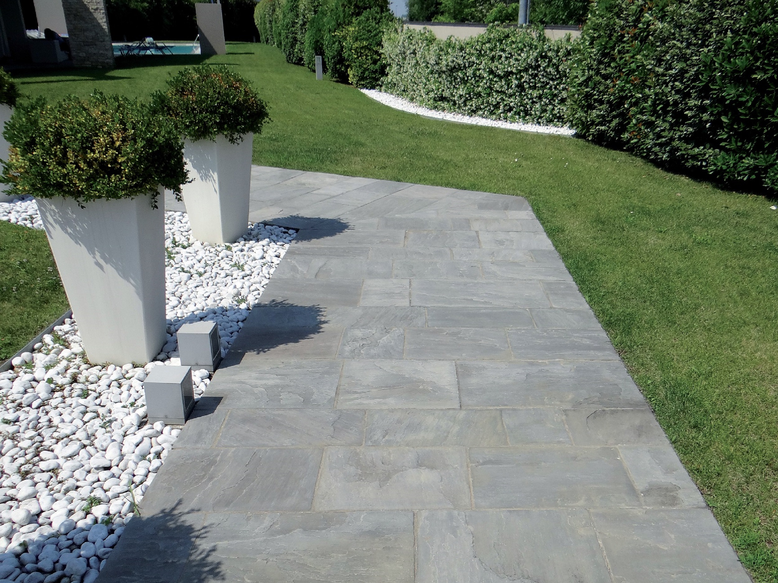 Naturstein Bodenplatten Sandstein bruchroh grau - SOL AG